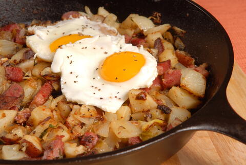 Corned Beef Hash and Eggs Recipe | Almanac.com