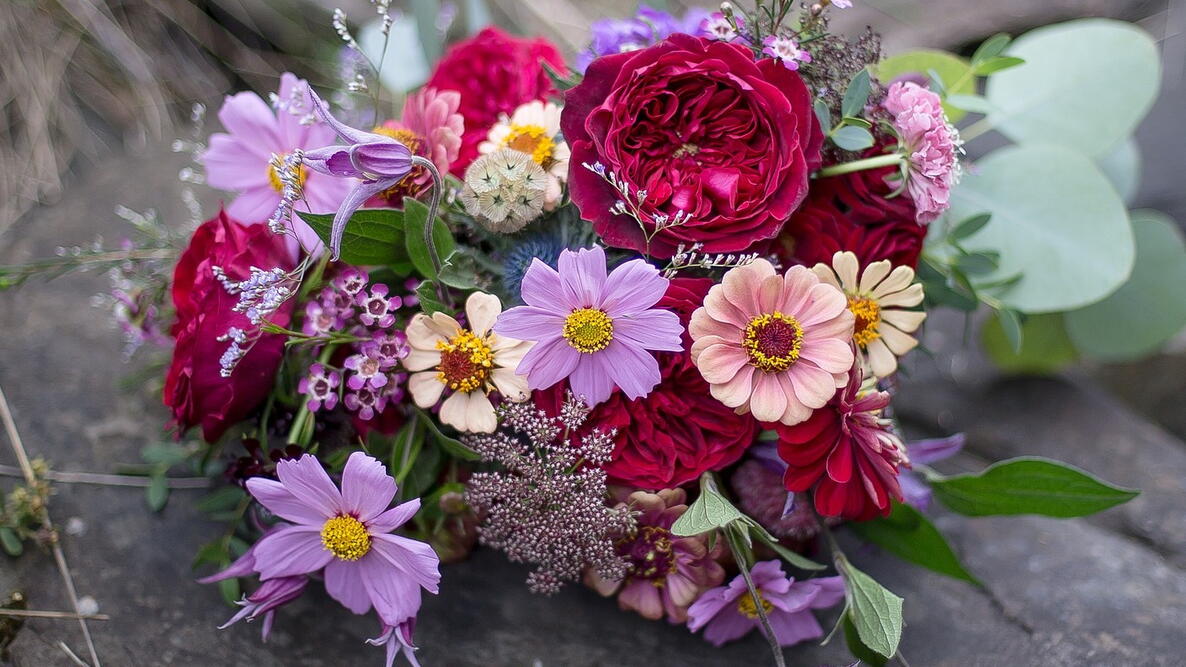 How To Make A Flower Bouquet The Old Farmer s Almanac How To Make A Flower Bouquet The Old Farmer s Almanac